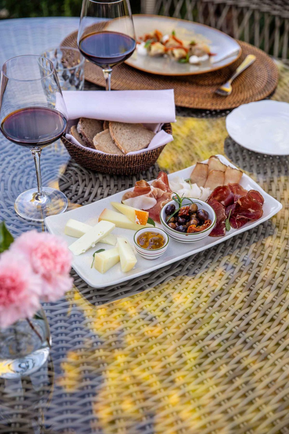 Eating and refreshing all day | Lupaia